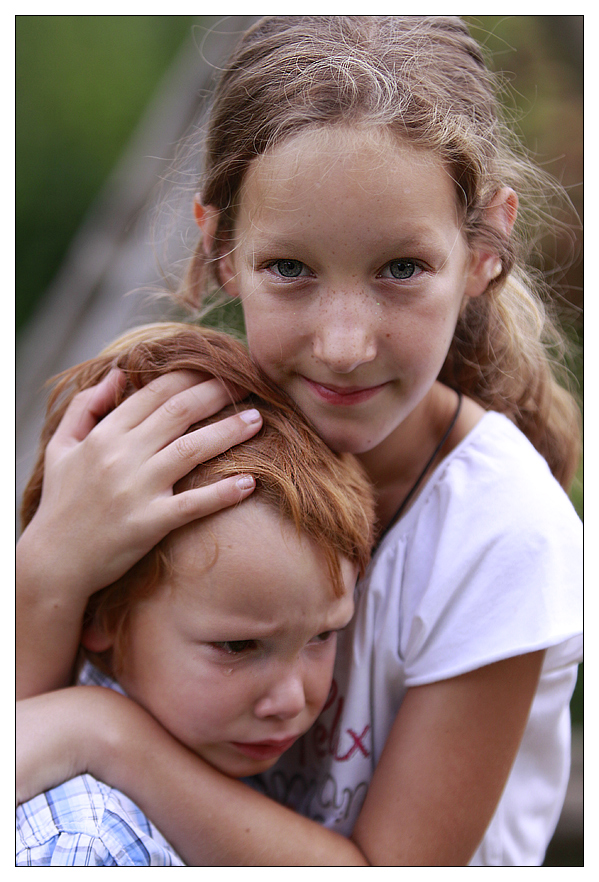 Kleinen Bruder trösten (Out of the box - Version) Foto & Bild | kinder, kinder im schulalter ...