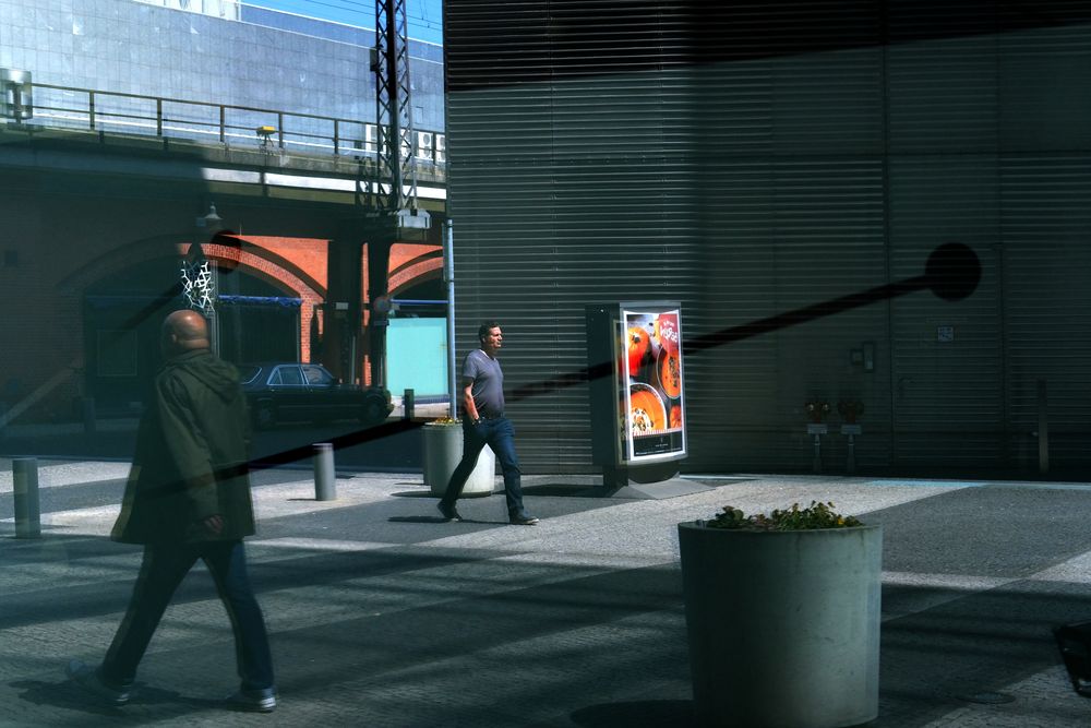 01_STRB23_1602_1 Foto & Bild | experimente, streetfotografie mit menschen, gespiegelt Bilder auf ...