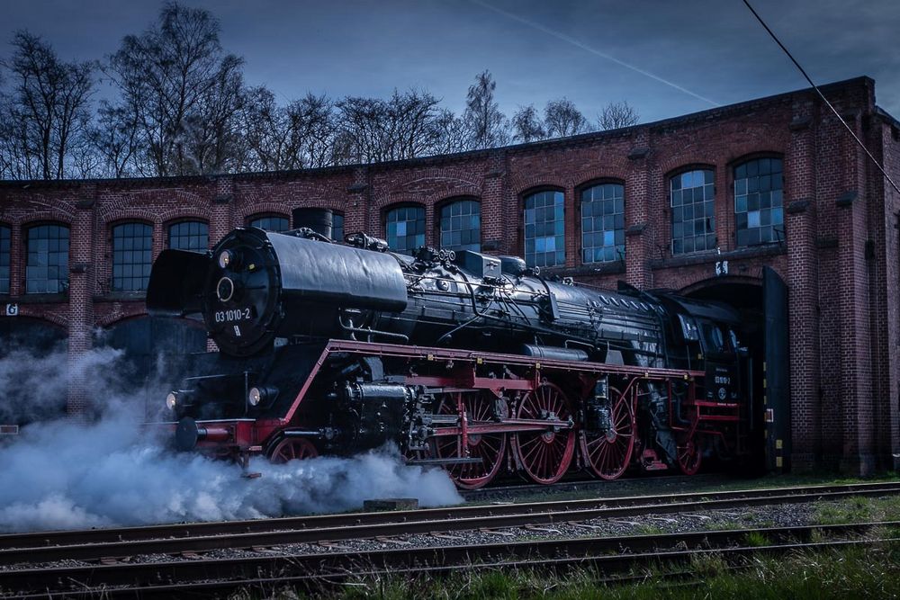 03 1010-2: Einfahrt in den Lokschuppen Treysa Foto & Bild | historische ...