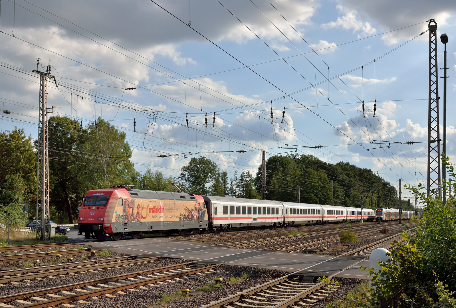 101 064-4 --160 Jahre Märklin-- mit IC 2157 am 02.09.19 bei Hamm-Selmig ...