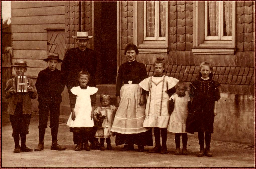 101 Jahre ist dieses Bild alt! Foto & Bild | erwachsene menschen, mehrere menschen, generationen ...