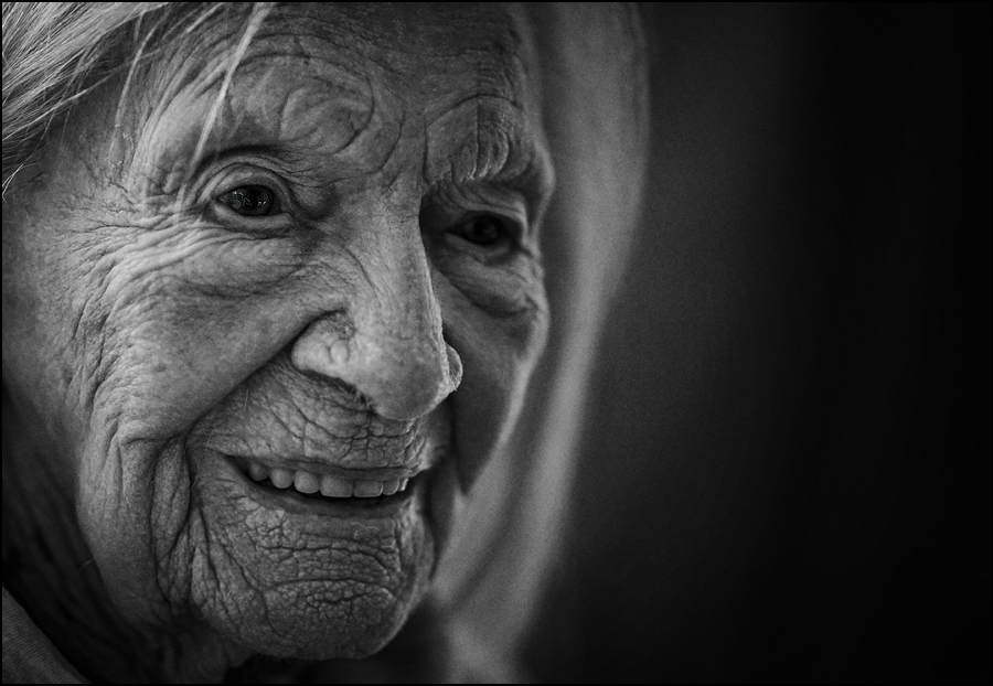 104 years old..... Foto & Bild | bw, spezial, indoor Bilder auf ...