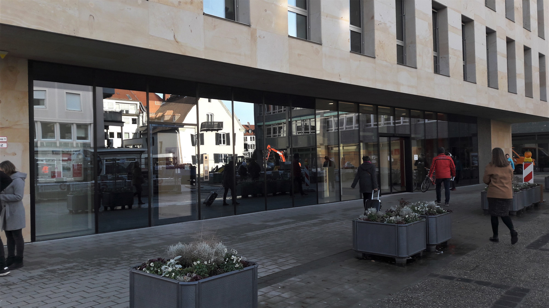 16.12.2019 Spiegelung an Glasfassade Neubau Sparkasse Bayreuth Foto & Bild | spezial, outdoor ...