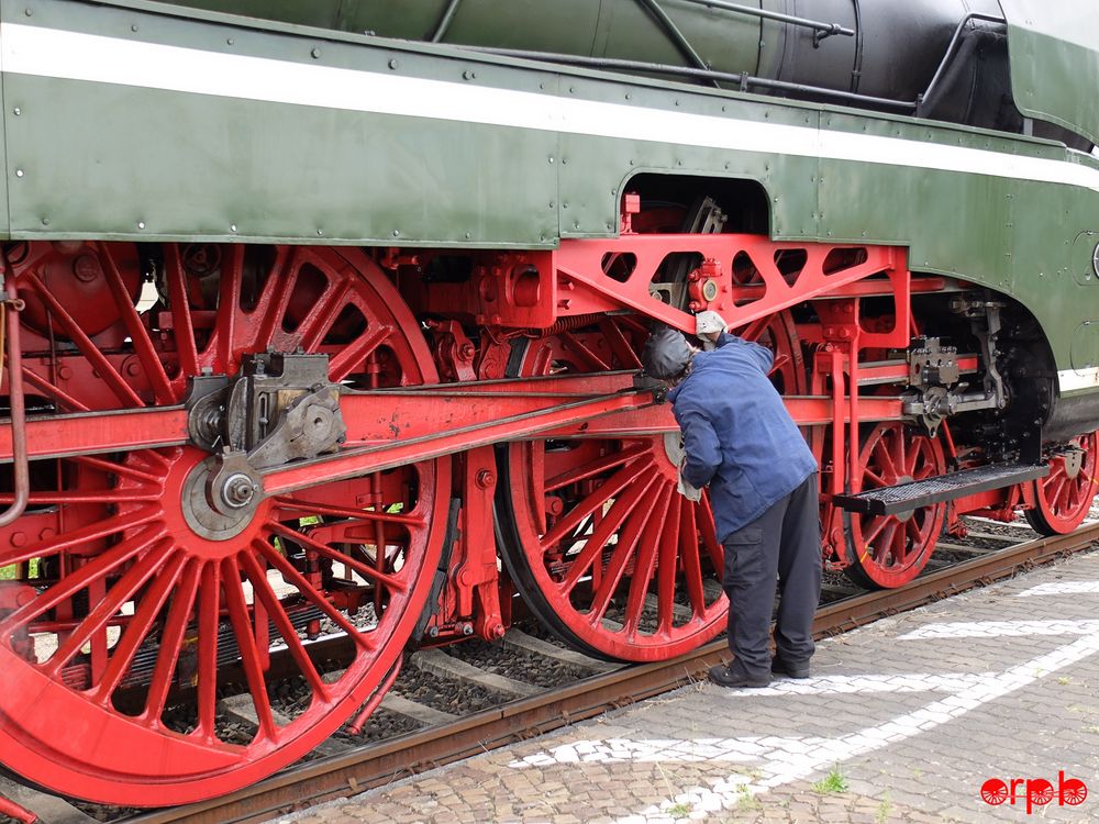 18 201 noch mal nach der Schmierung schauen Foto & Bild | eisenbahn, 18 ...