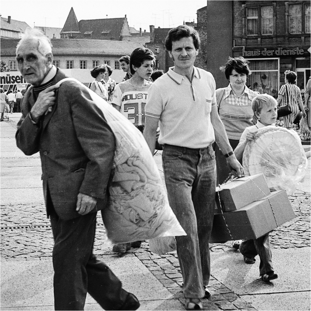 1979, Jeder hat sein Päckchen zu tragen. Foto & Bild | streetfotografie mit menschen, alte fotos ...