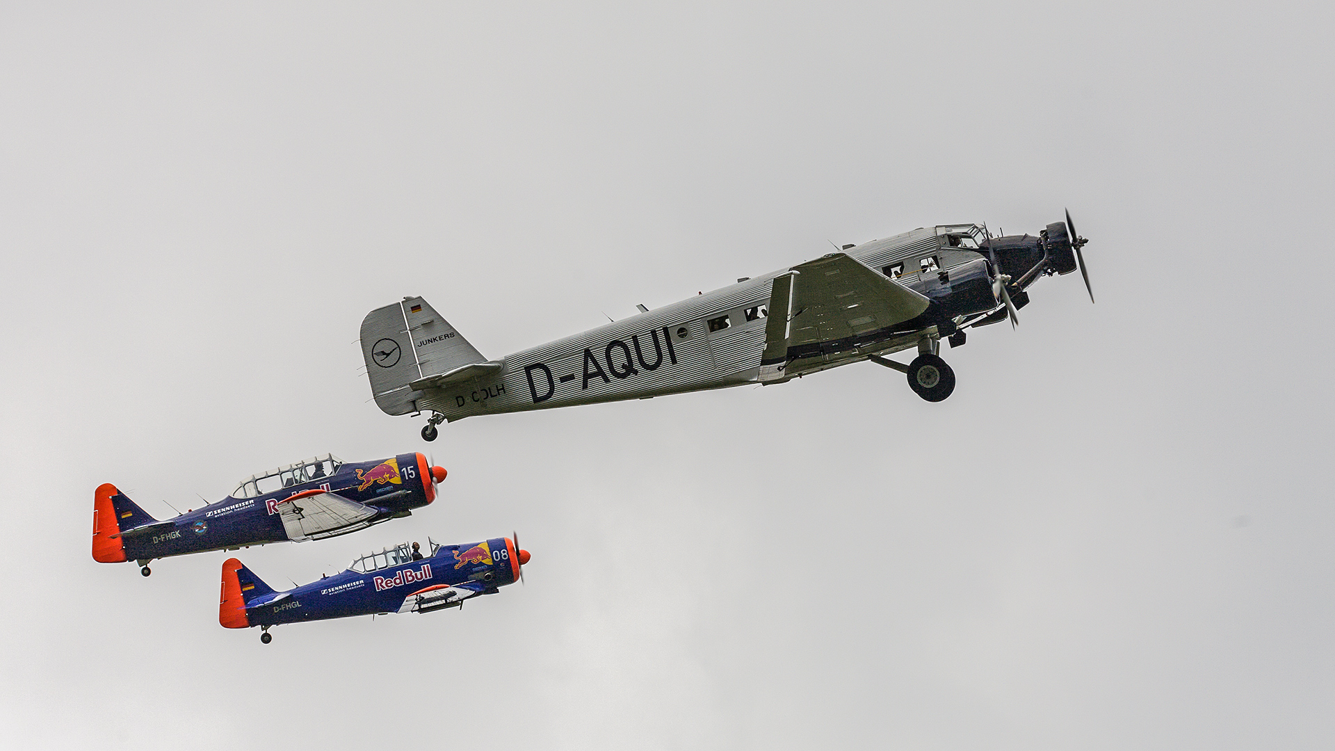 2 x AT6 mit Tante Ju Foto & Bild | luftfahrt, oldtimer-flugzeuge, ju-52 ...