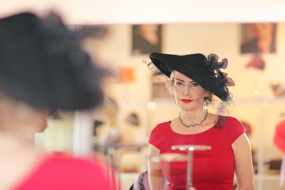 2023_Ursula_Behauptungen_HBW_4460_c Foto & Bild | indoor, portrait, hut ...