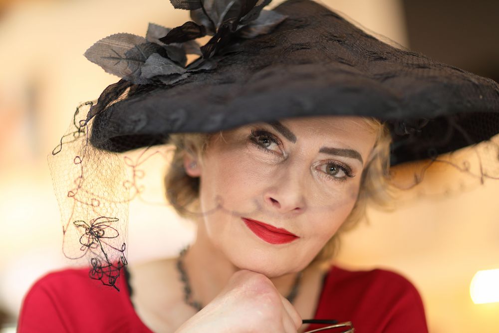 2023_Ursula_Behauptungen_HBW_4538_c Foto & Bild | indoor, portrait, hut ...