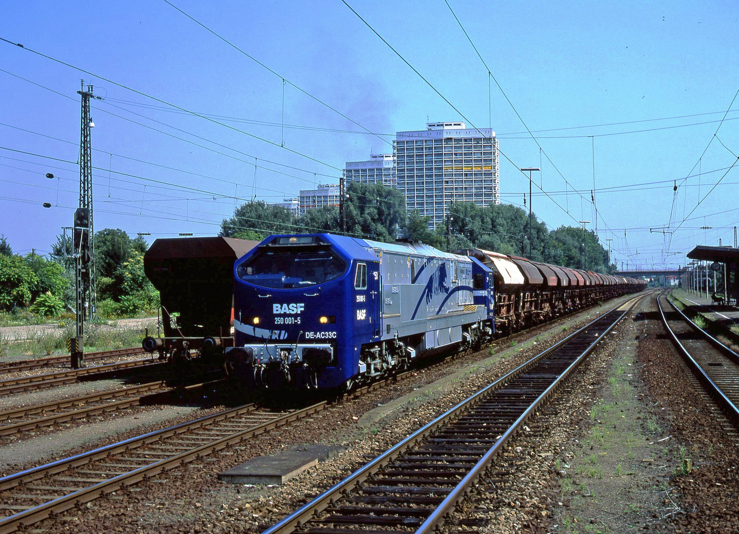 250 001 (Blue Tiger) im Einsatz für die BASF Foto & Bild | eisenbahn ...