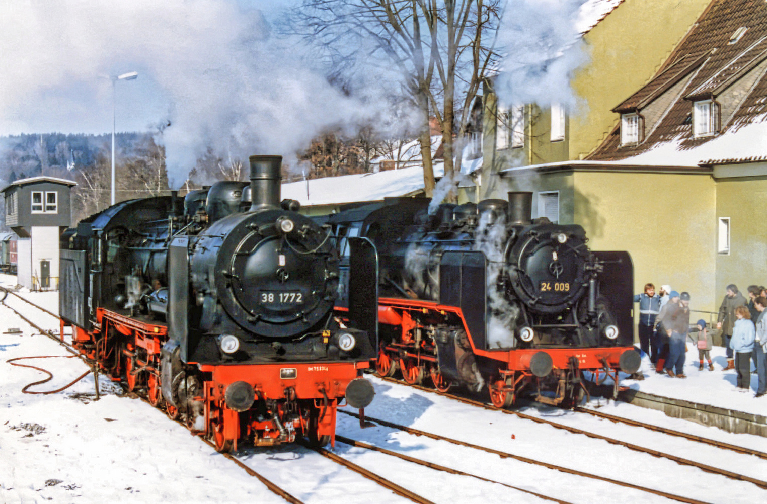 38 1772 und 24 009 in Warstein Foto & Bild | schienen, loks, eisenbahn ...