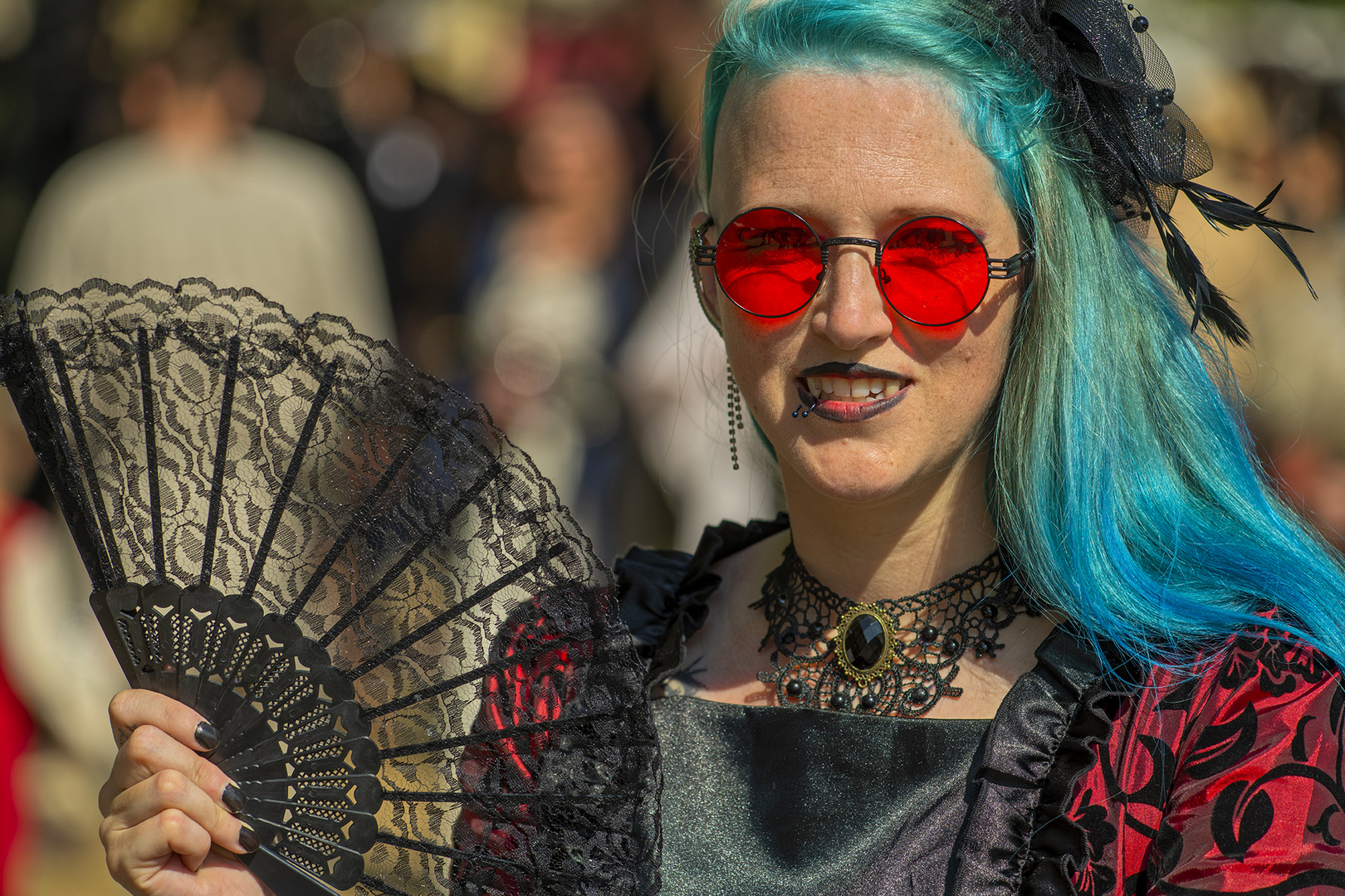 4965T MPS Bückeburg Portrait mit Fächer Foto & Bild | streetfotografie mit menschen ...