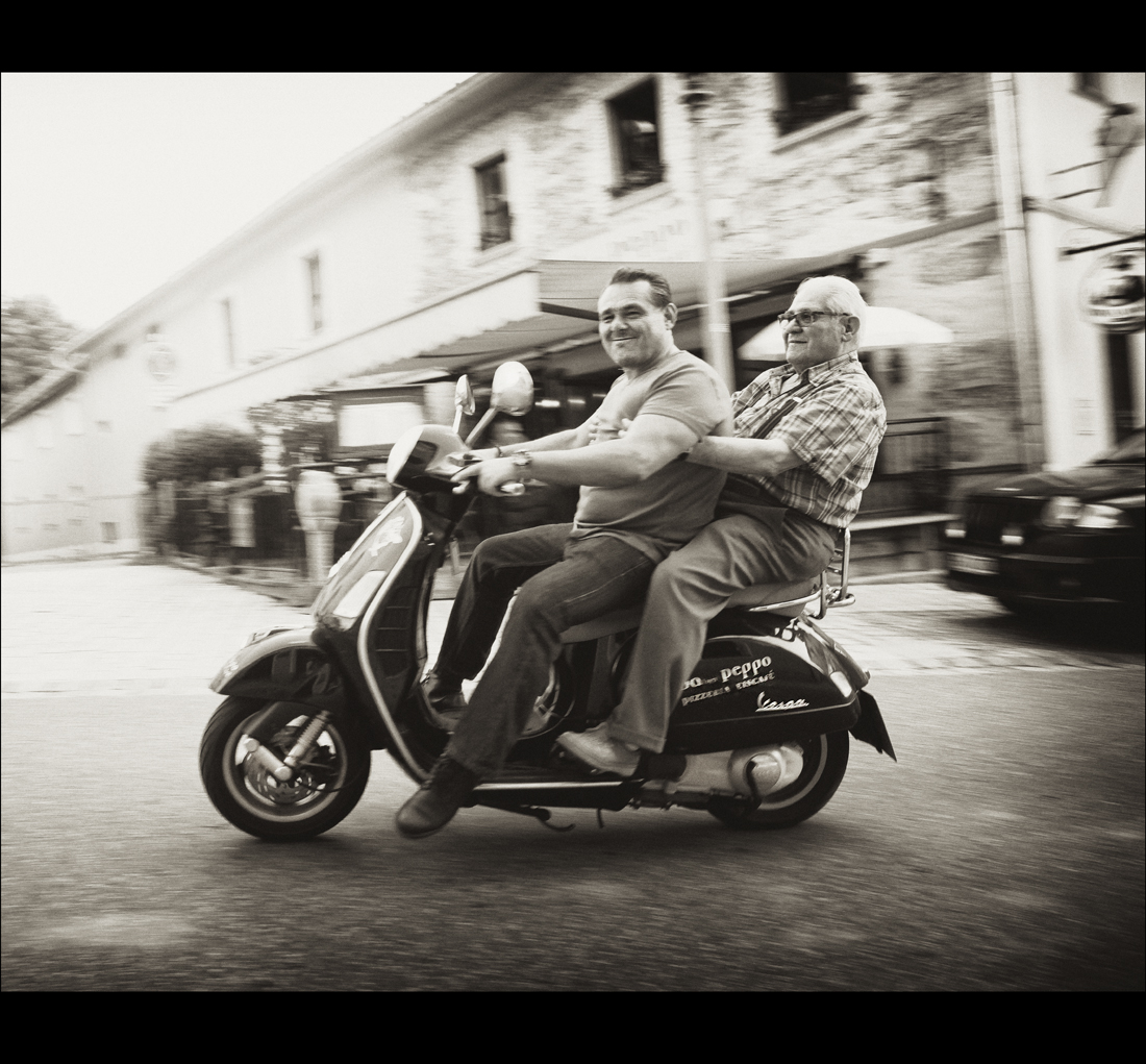 Foto & Bild | streetfotografie mit menschen, kommunikation; grafik; szenen;, menschen Bilder auf ...