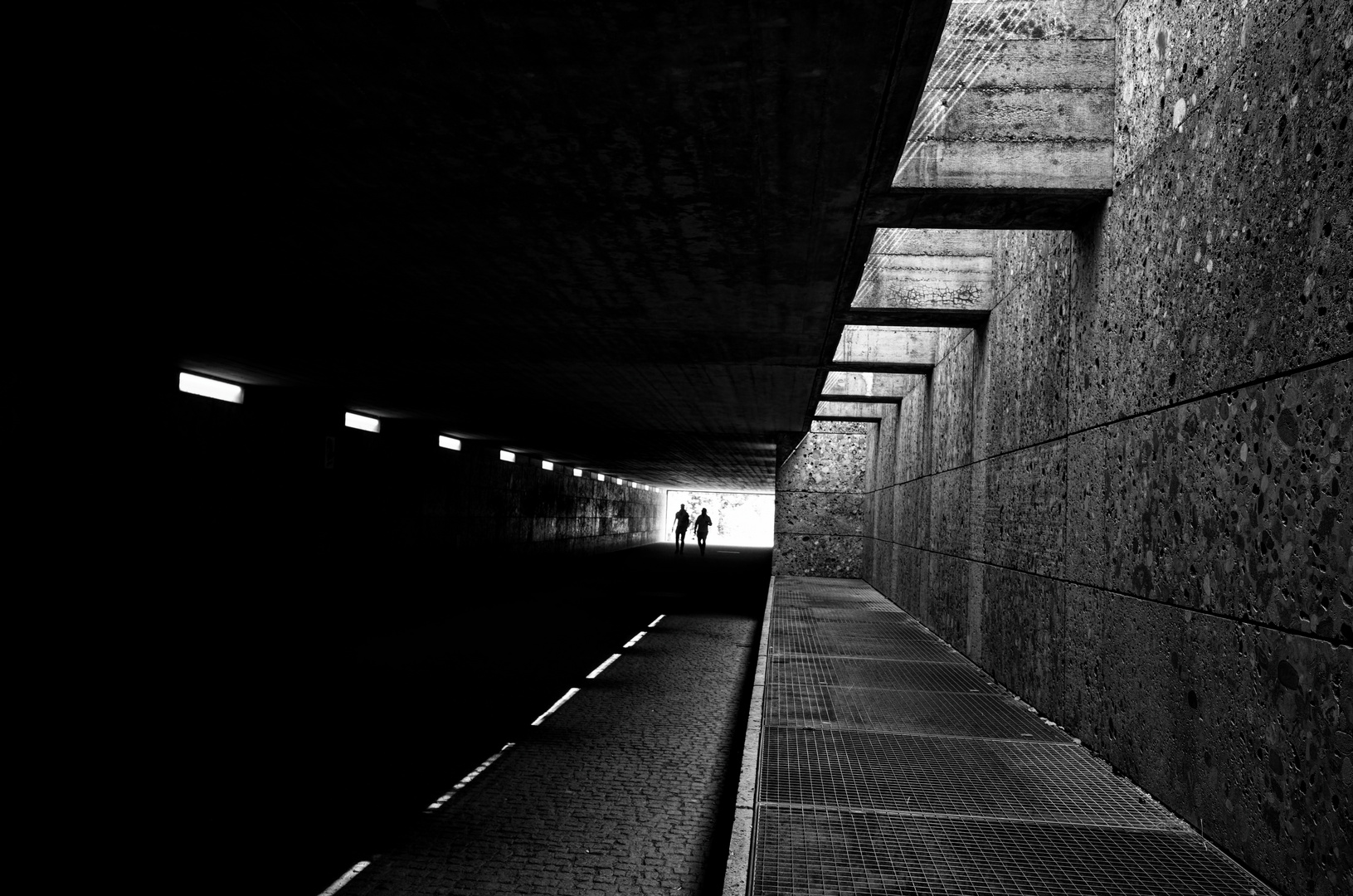 Foto & Bild | architektur, streetfotografie mit menschen, monochrom Bilder auf fotocommunity