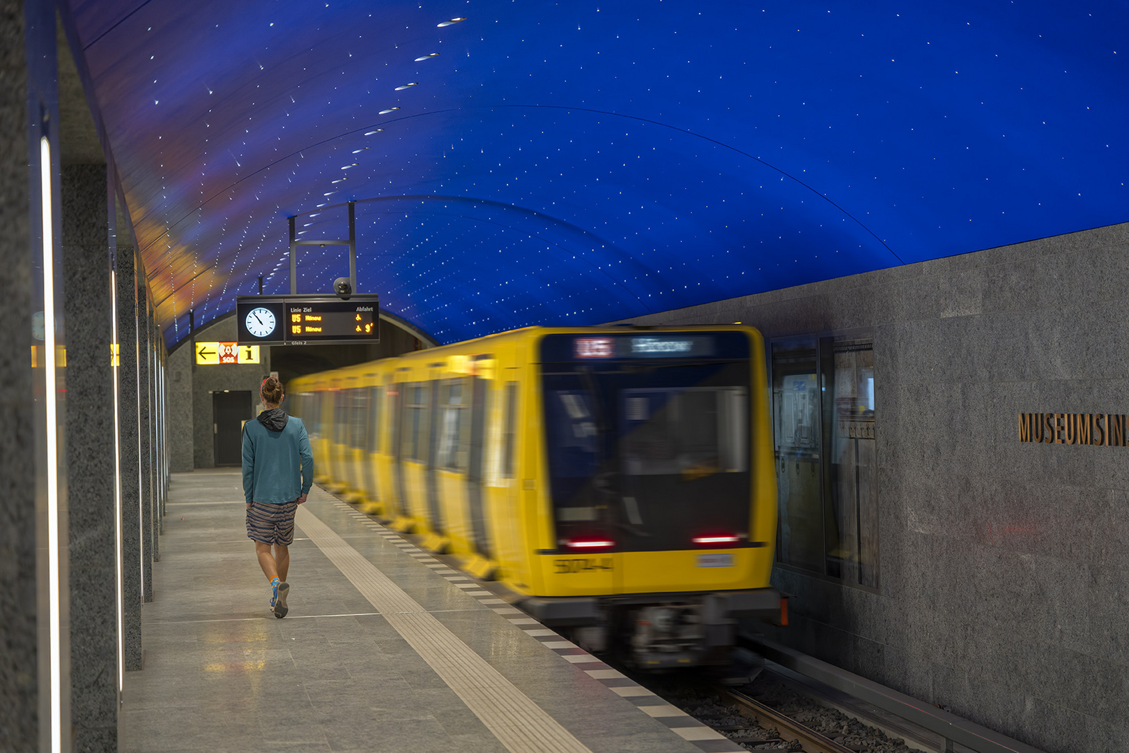 8646TZ fahrende U-Bahn Museumsinsel Berlin Foto & Bild | architektur ...