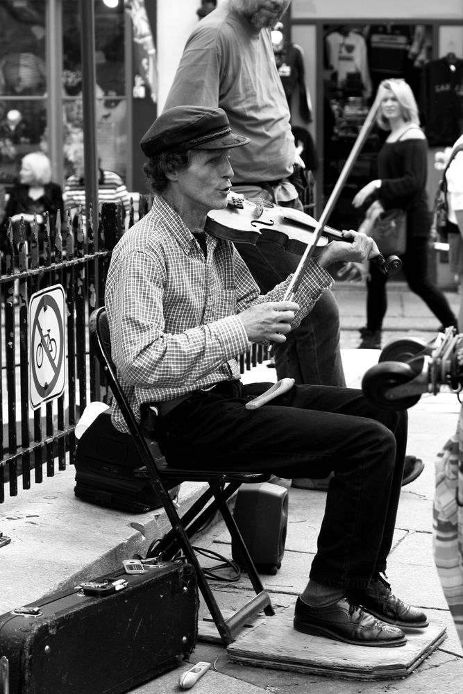 Le violoniste chanteur. - Image & Photo de Jean COLLETTE de Jury-Voting ...