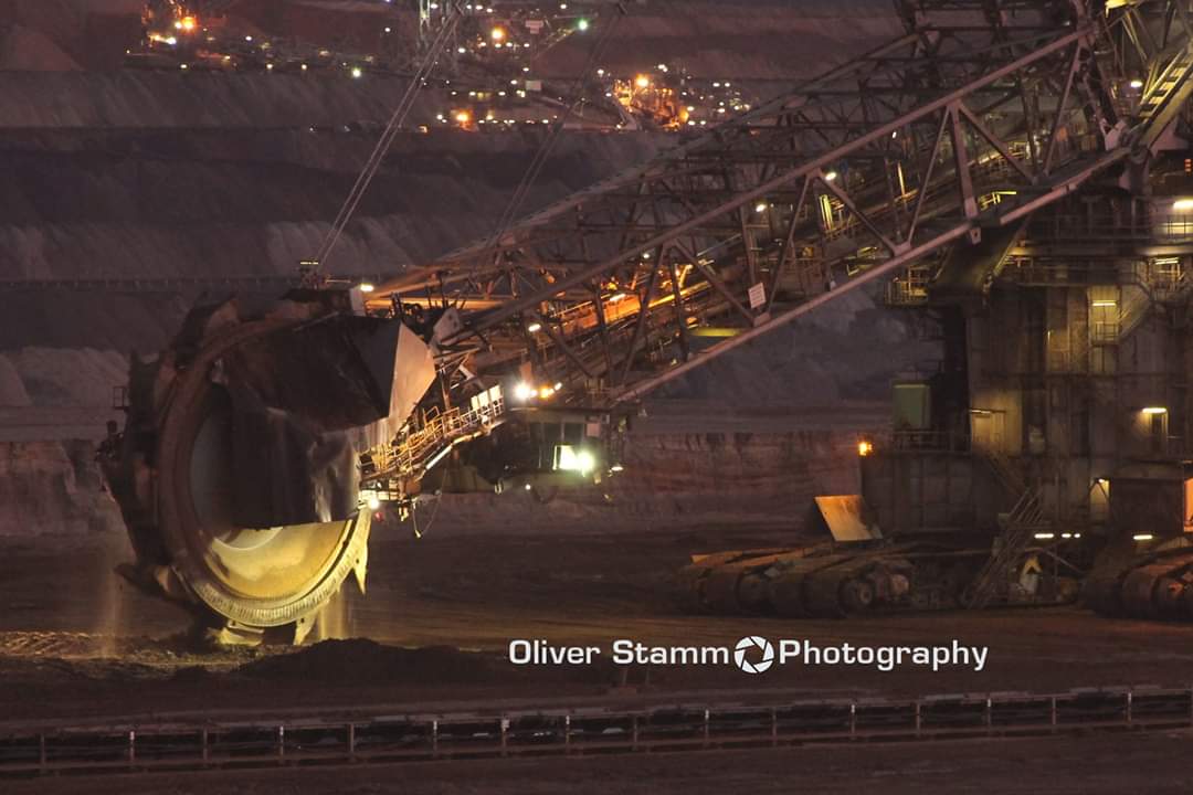 Abbau der Braunkohle im Tagebau Garzweiler. Brown coal mining in open ...
