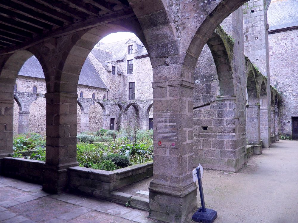 Abbaye de Léhon, photo et image | europe, france, bretagne Images ...