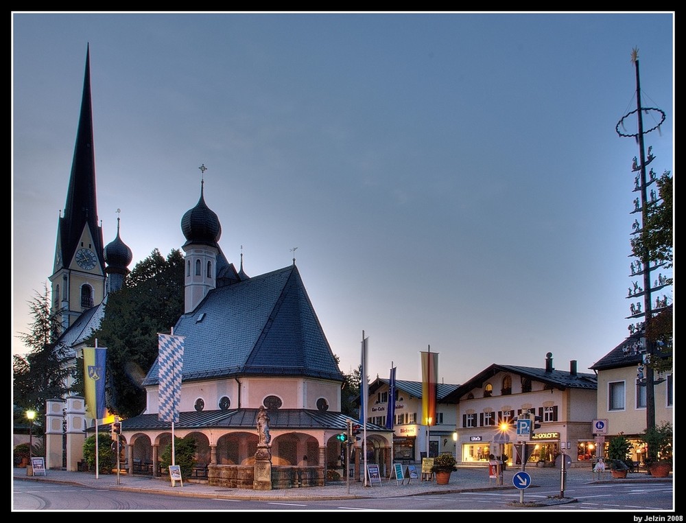 Abend in Prien - Marktplatz von Prien mit Kirche und Maibaum Foto ...