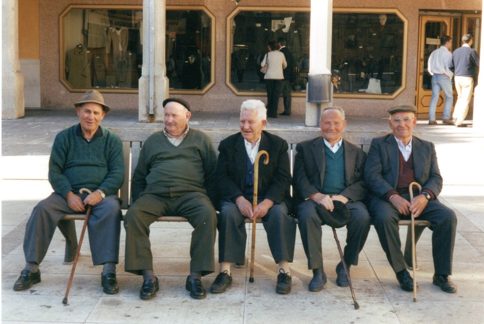 abends mal auf der bank zusammensitzen wie früher in der schule Foto & Bild | erwachsene ...