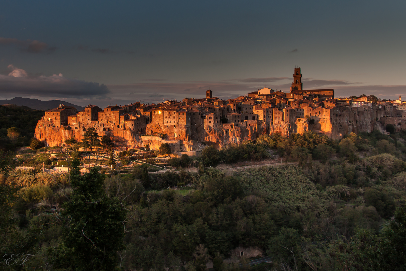 Abendstimmung in Pitigliano Foto & Bild | italy, world, landschaft ...