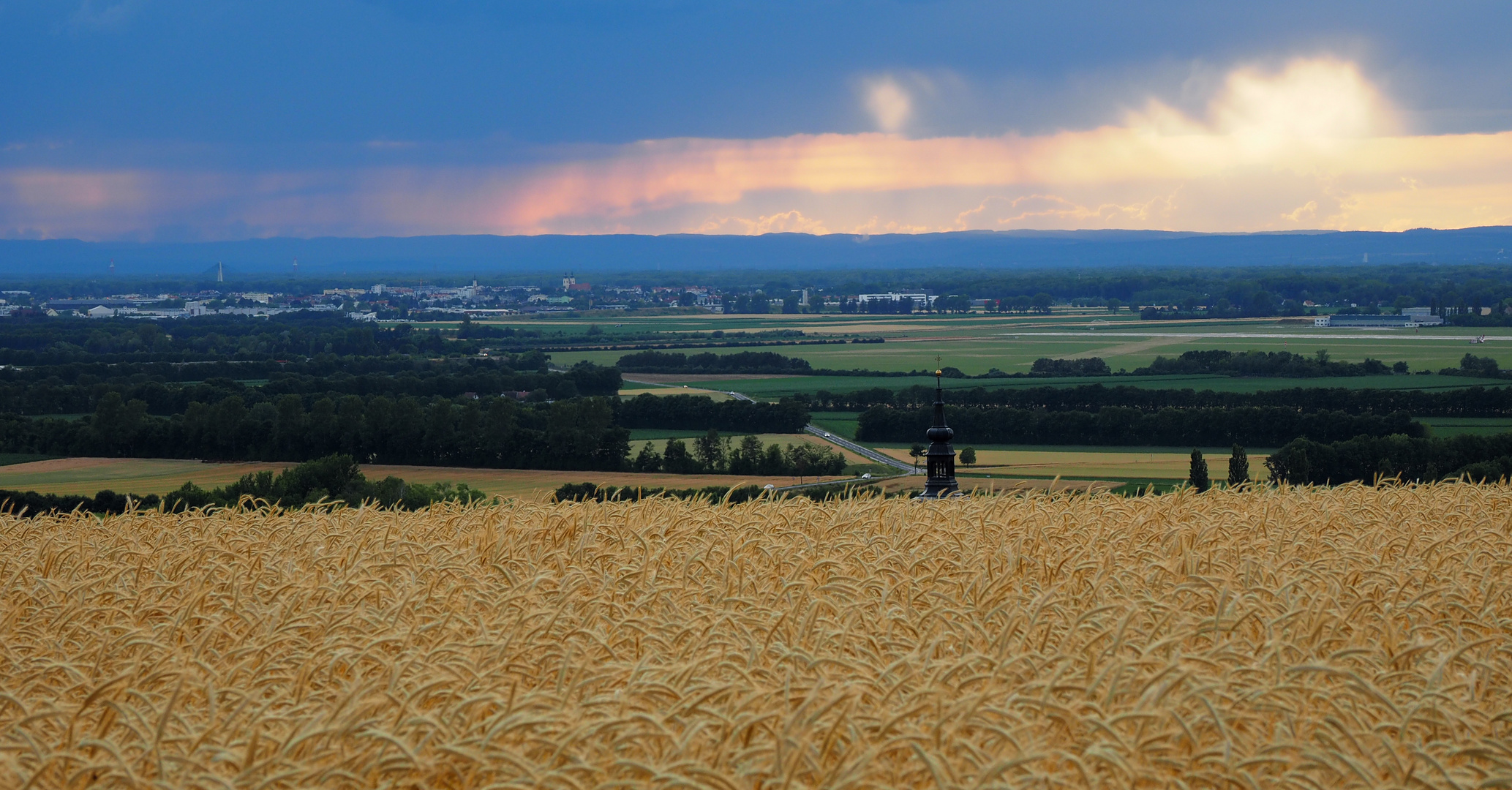 Abendstimmung ueber dem Tullnerfeld Foto & Bild | world, wolken, abend ...