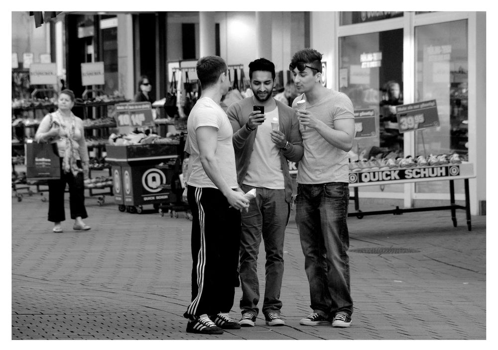 Aber von High Heels träumen… Foto & Bild | streetfotografie mit menschen, kommunikation; grafik ...