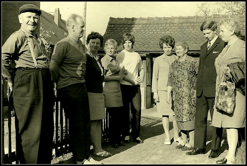 abschied vom dorf Foto & Bild | erwachsene menschen, mehrere menschen, generationen Bilder auf ...