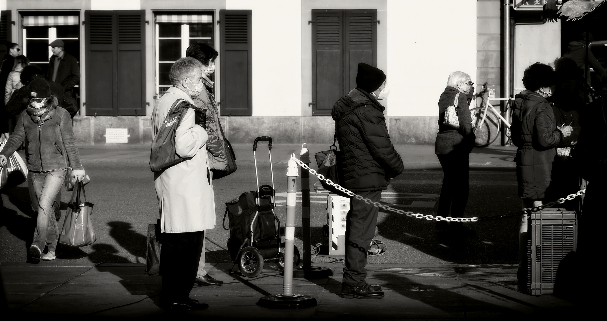 Abstand halten Foto & Bild | streetfotografie mit menschen ...