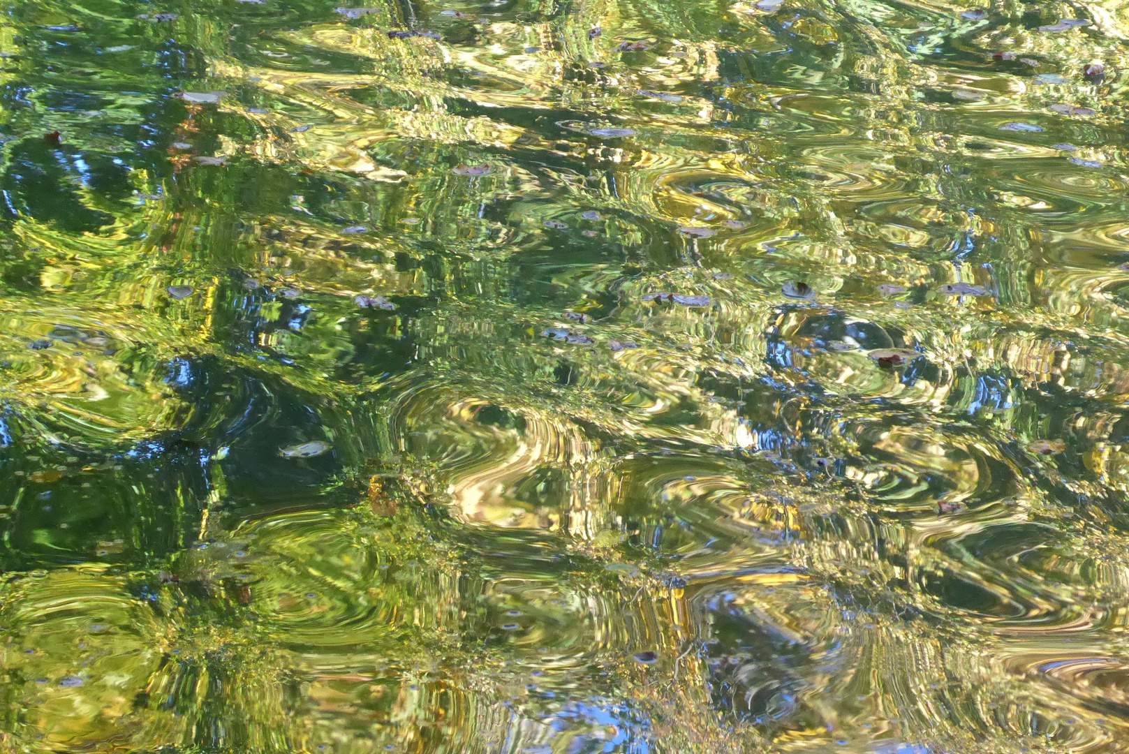 abstrakte Wasserspiegelung Foto & Bild | landschaft, projekte, bach, fluss & see Bilder auf ...