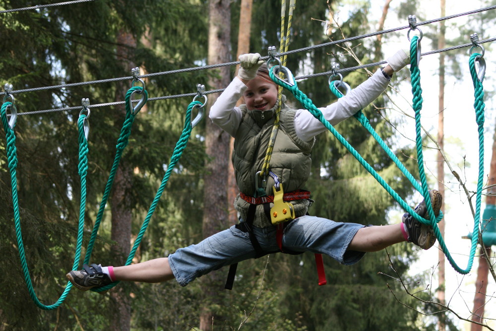 Acrobat in den Gipfeln Foto & Bild | jugendliche, outdoor, menschen ...
