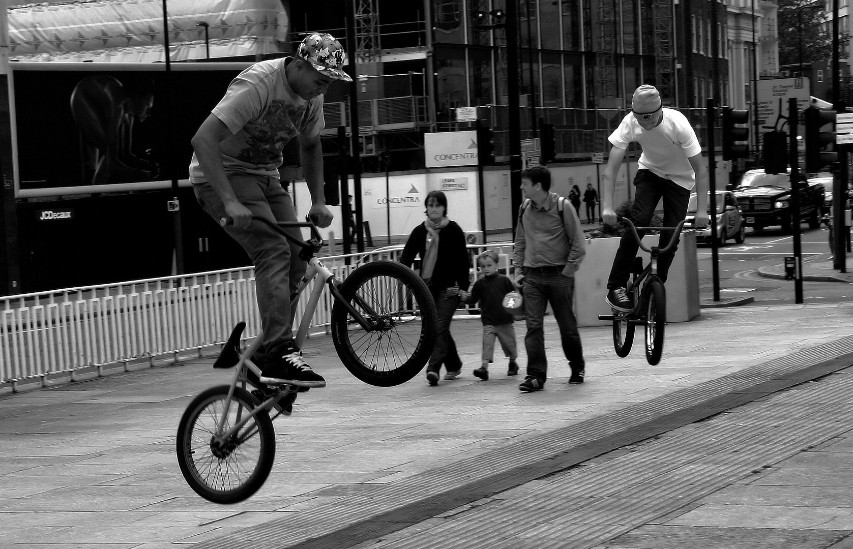 acrobati....................... Foto % Immagini| essere giovani, bianco ...