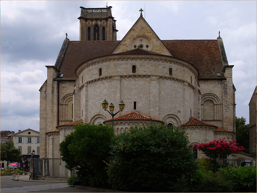 Agen – Cathédrale St Caprais - Vue de l’abside et du clocher photo et ...