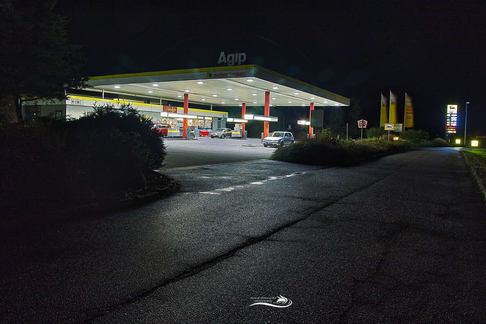 Agip Tankstelle Foto & Bild | architektur, architektur bei nacht ...
