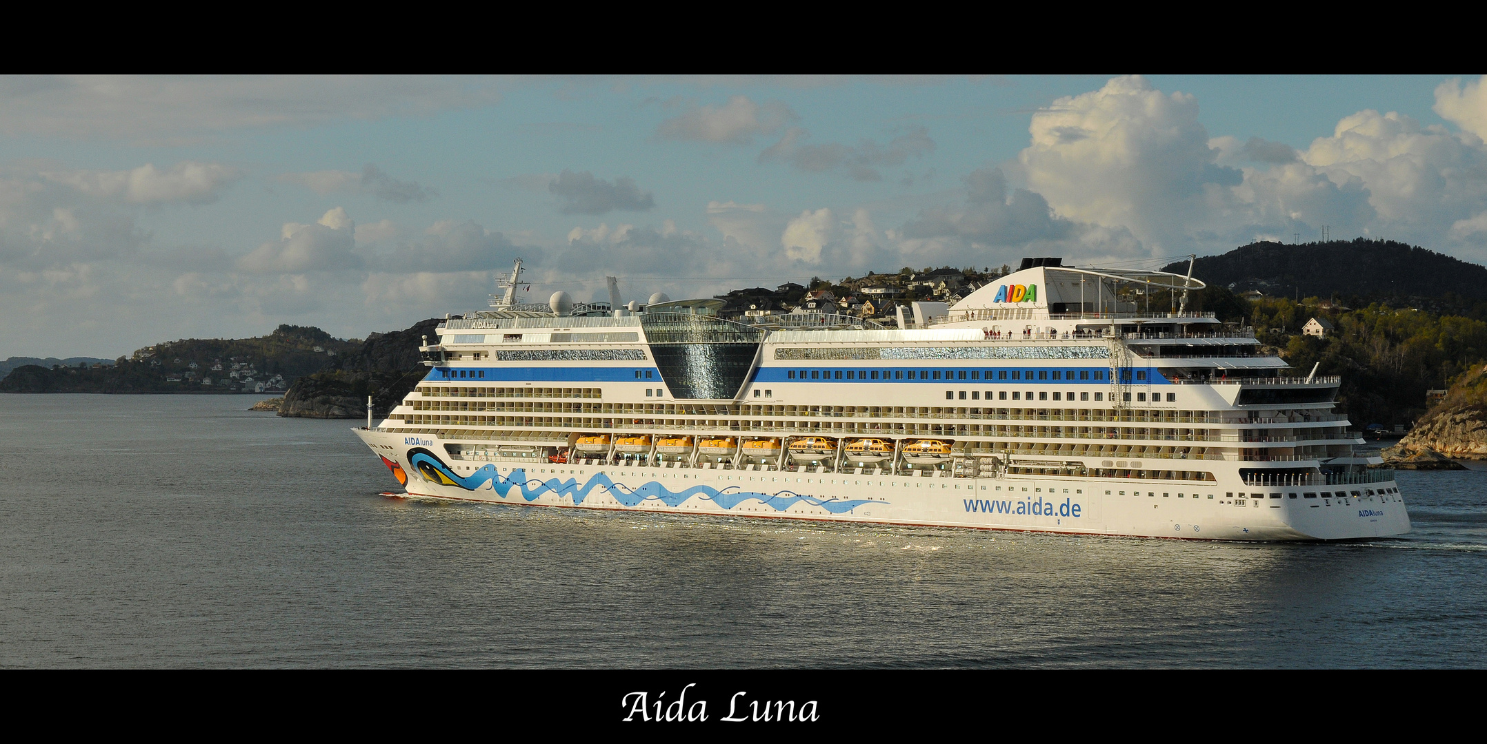 Aida Luna bei der Ausfahrt in Bergen / Norwegen Foto & Bild | schiffe ...