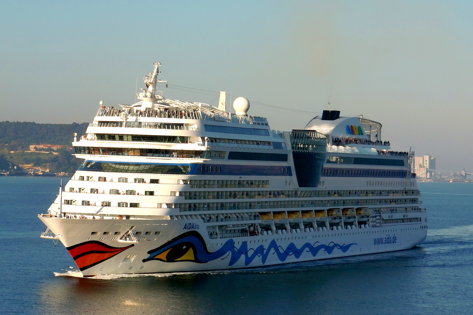 AIDAblu vor Lissabon Foto & Bild | schiffe und seewege, motorschiffe ...
