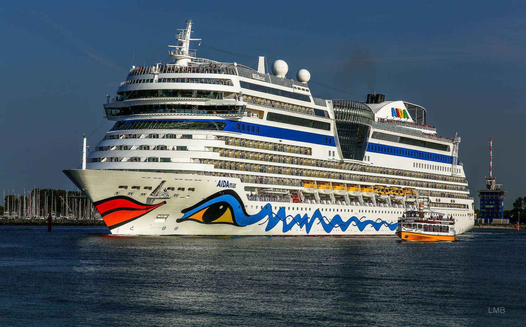 AIDAmar in Warnemünde Foto & Bild | wasser, meer, deutschland Bilder ...
