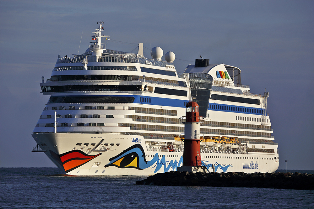 AIDAmar in Warnemünde Foto & Bild | urlaub, sommer, ostsee Bilder auf ...