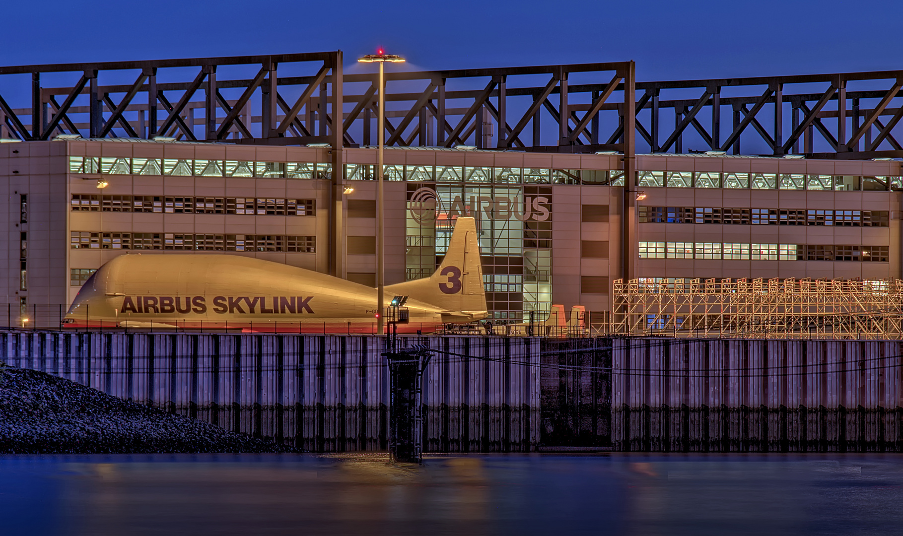 Airbus Skylink 3 Foto & Bild | architektur, nachts, industrie Bilder ...