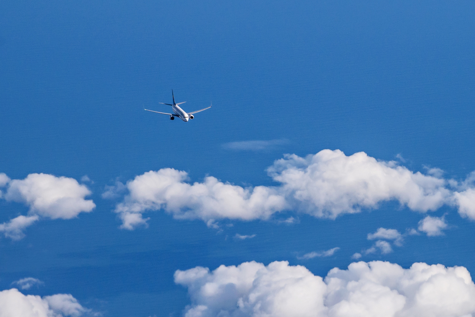Aircraft Crossing Foto & Bild | himmel, fliegen, airbus Bilder auf ...
