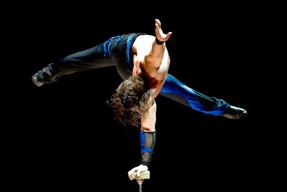 Akrobat im Zirkus Foto & Bild | sport, turnen, gymnastik Bilder auf ...