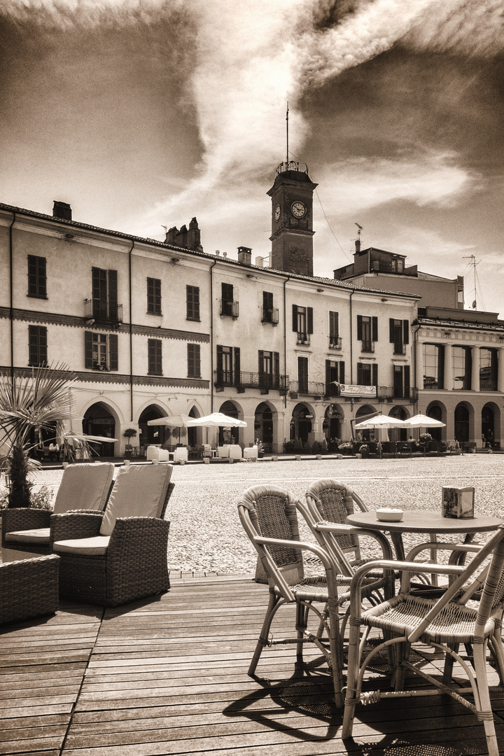 Al bar in piazza Cavour Foto % Immagini| architetture, vicoli e borgate ...
