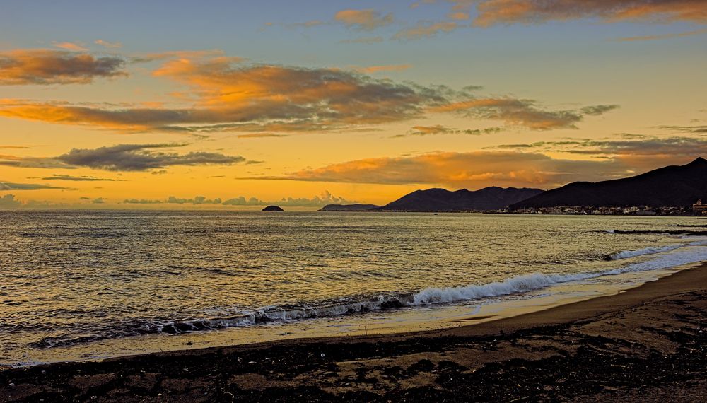 Alba a Pietra Ligure Foto % Immagini| paesaggi, albe e tramonti, natura ...