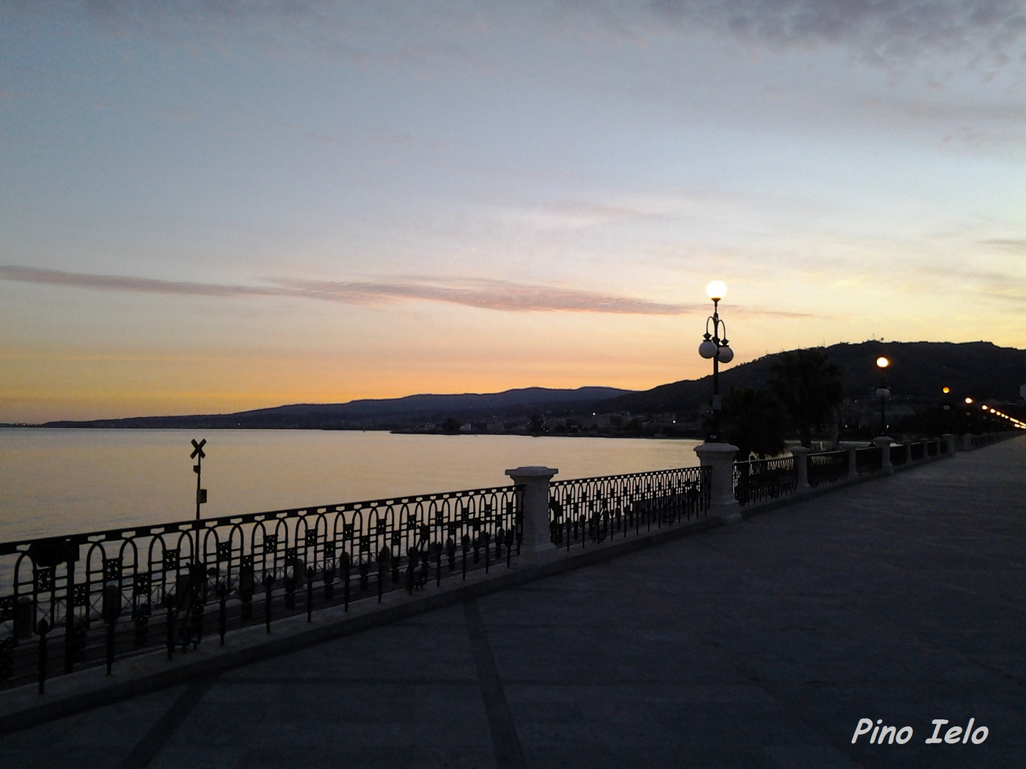 alba di Reggio Calabria - Lungomare Falcomatà Foto % Immagini| paesaggi ... alba di Reggio Calabria - Lungomare Falcomatà Foto % Immagini| paesaggi ...