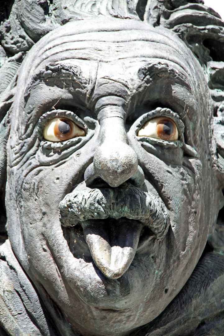 Albert Einstein Statue neben dem Zeughaus in der Altstadt von Ulm Foto ...