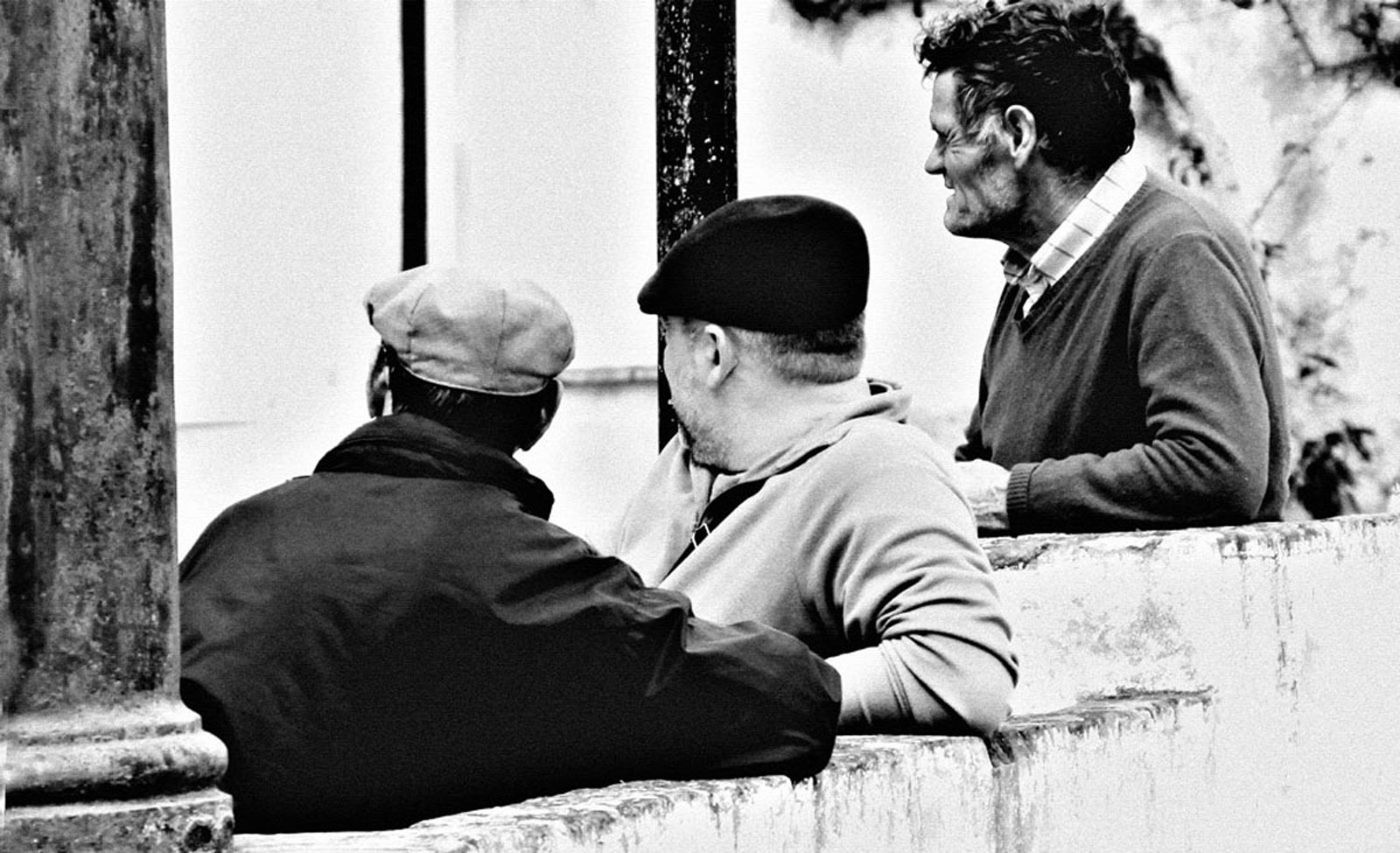 Alguien pasa. Imagen & Foto | fotografía callejera, street, blanco ...