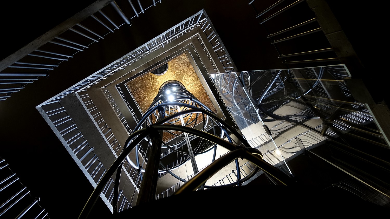 Alien Lift Foto & Bild | spezial, prag, architektur Bilder auf ...