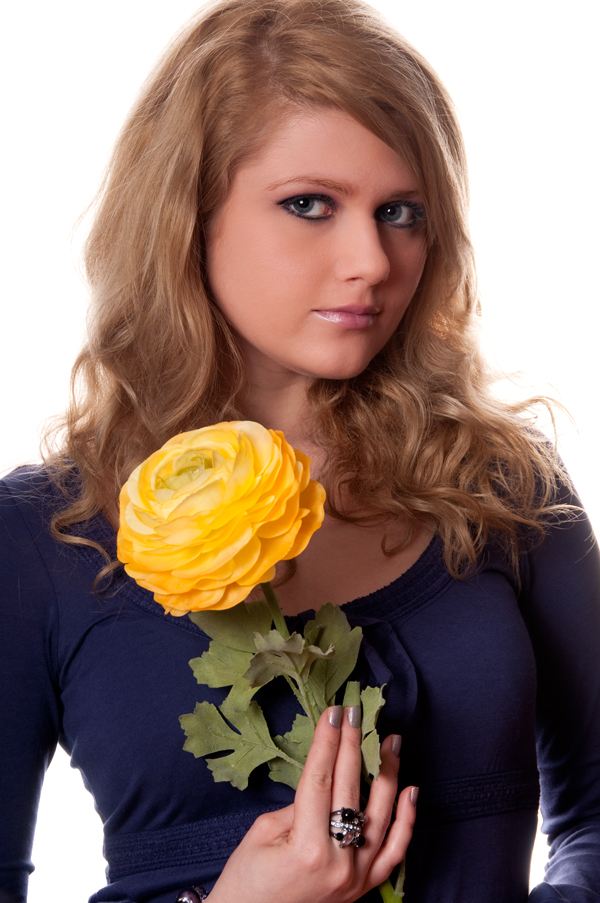 Alina mit Blume Foto & Bild | portrait, portrait frauen, indoor Bilder ...