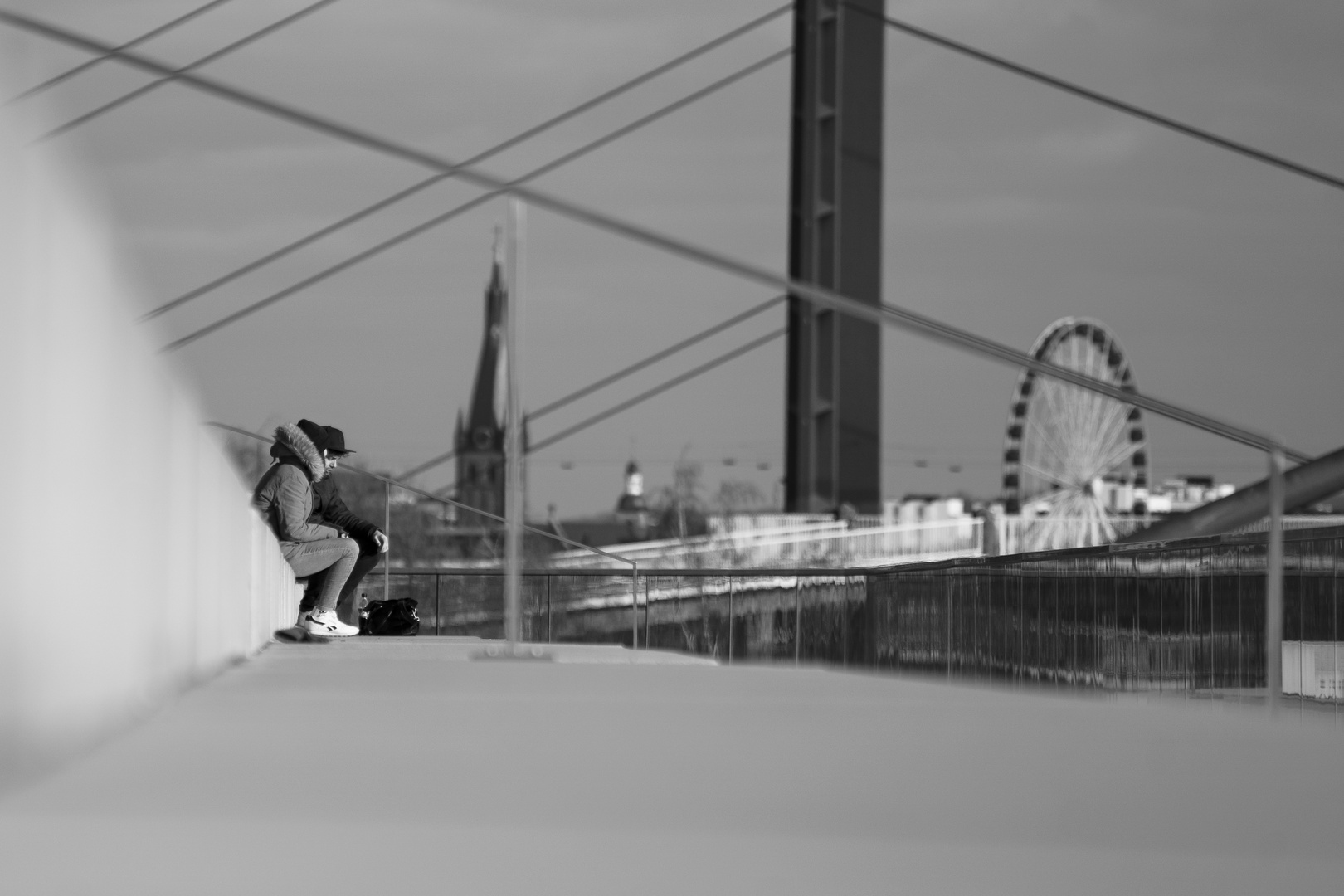 Allein Foto & Bild | erwachsene menschen, streetfotografie mit menschen, monochrom Bilder auf ...