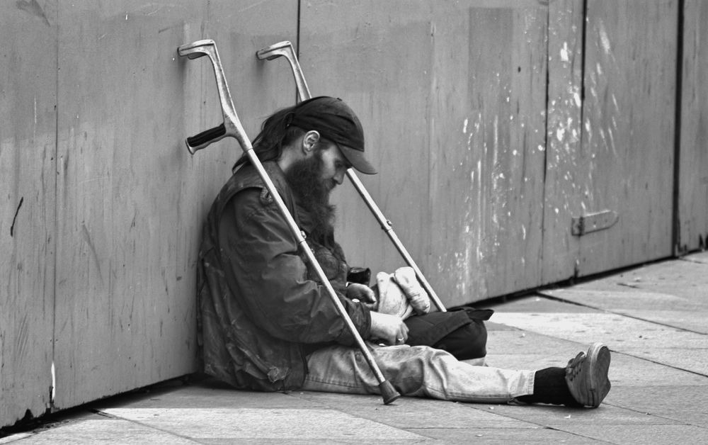 Allein an der Wand... Foto & Bild | erwachsene menschen, streetfotografie mit menschen, street ...