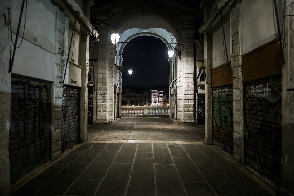 Allein auf der Rialto Brücke Foto & Bild | city, italy, world Bilder ...